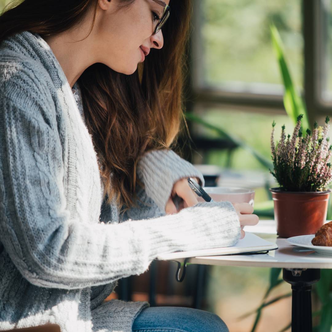 Overthinking là gì? 10 cách giúp bạn suy nghĩ tích cực và yêu đời hơn